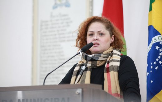 Jennifer Pabst ocupa tribuna em nome dos pais das vítimas do atentado à ...