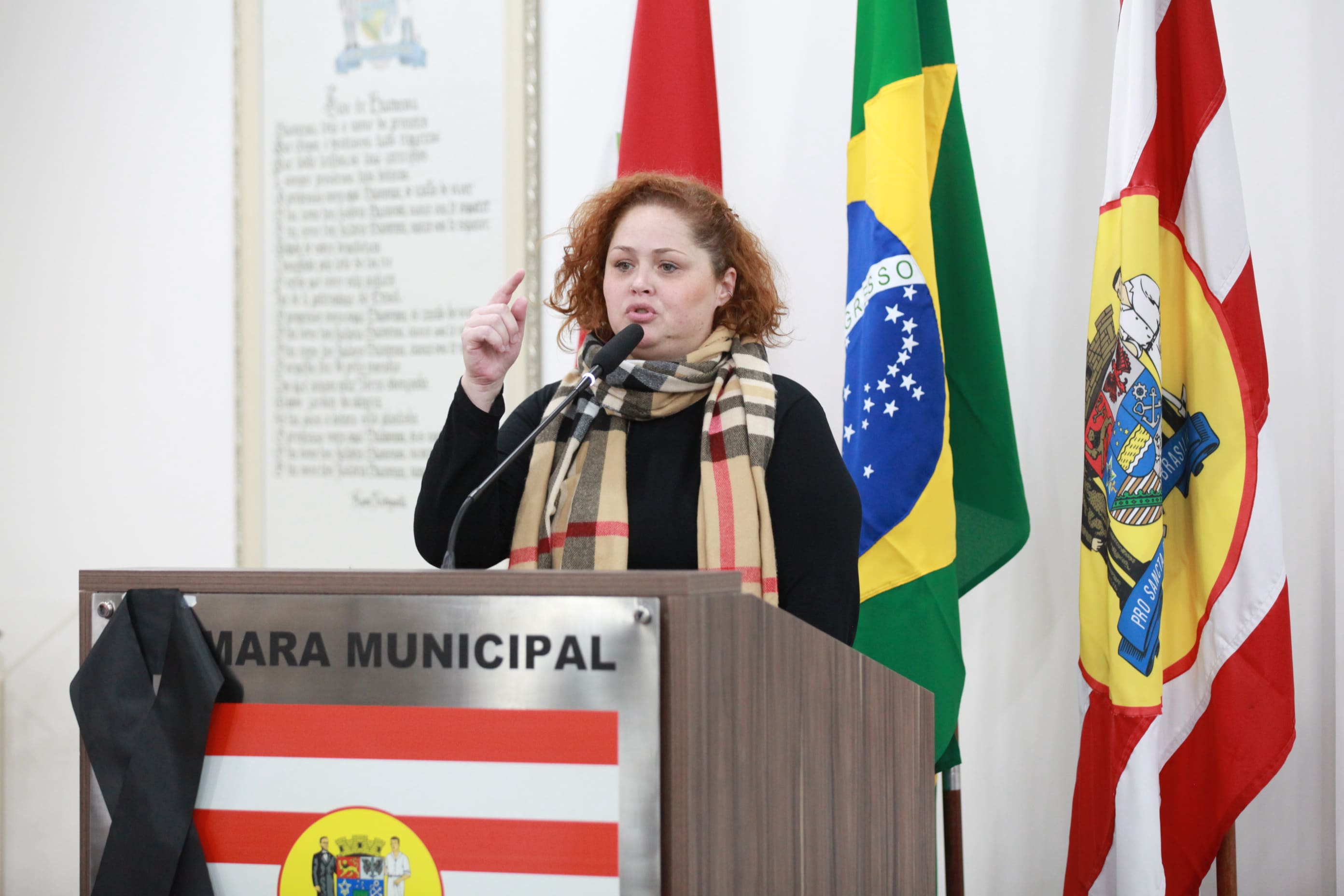 Jennifer Pabst ocupa tribuna em nome dos pais das vítimas do atentado à ...